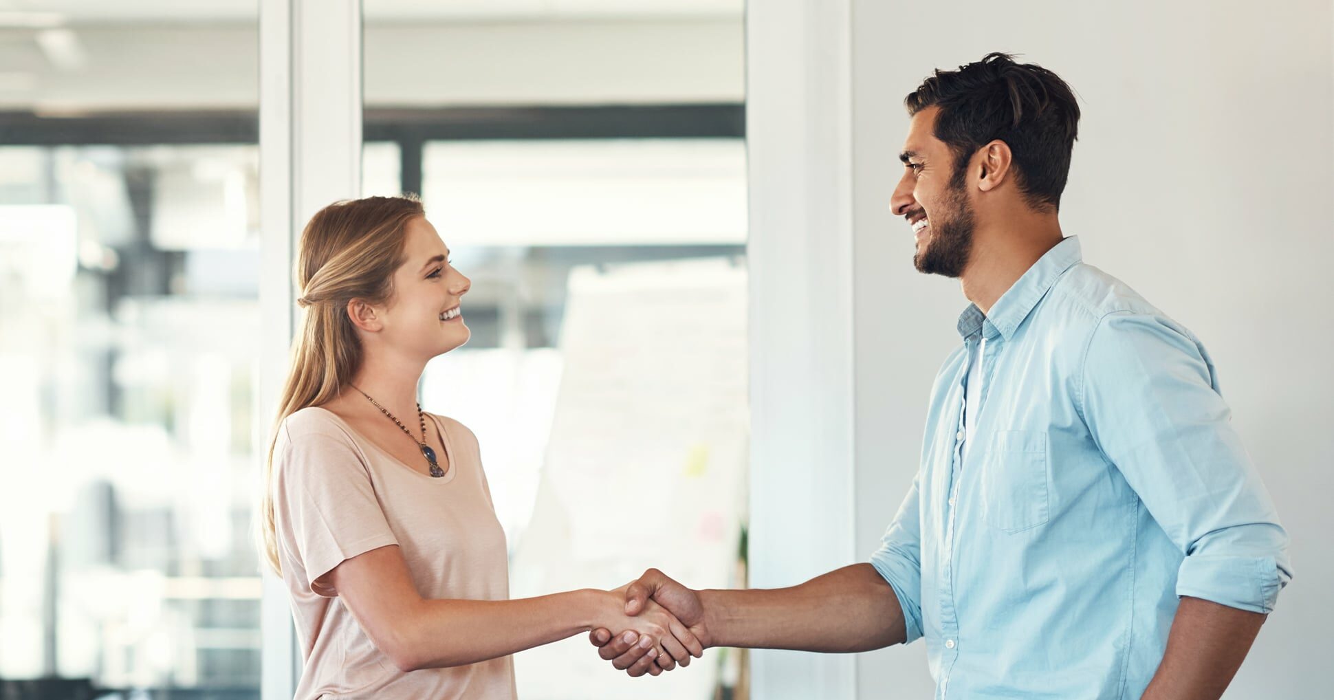 7 Begrüßungs-Tipps für die perfekte Vorstellung » be optician